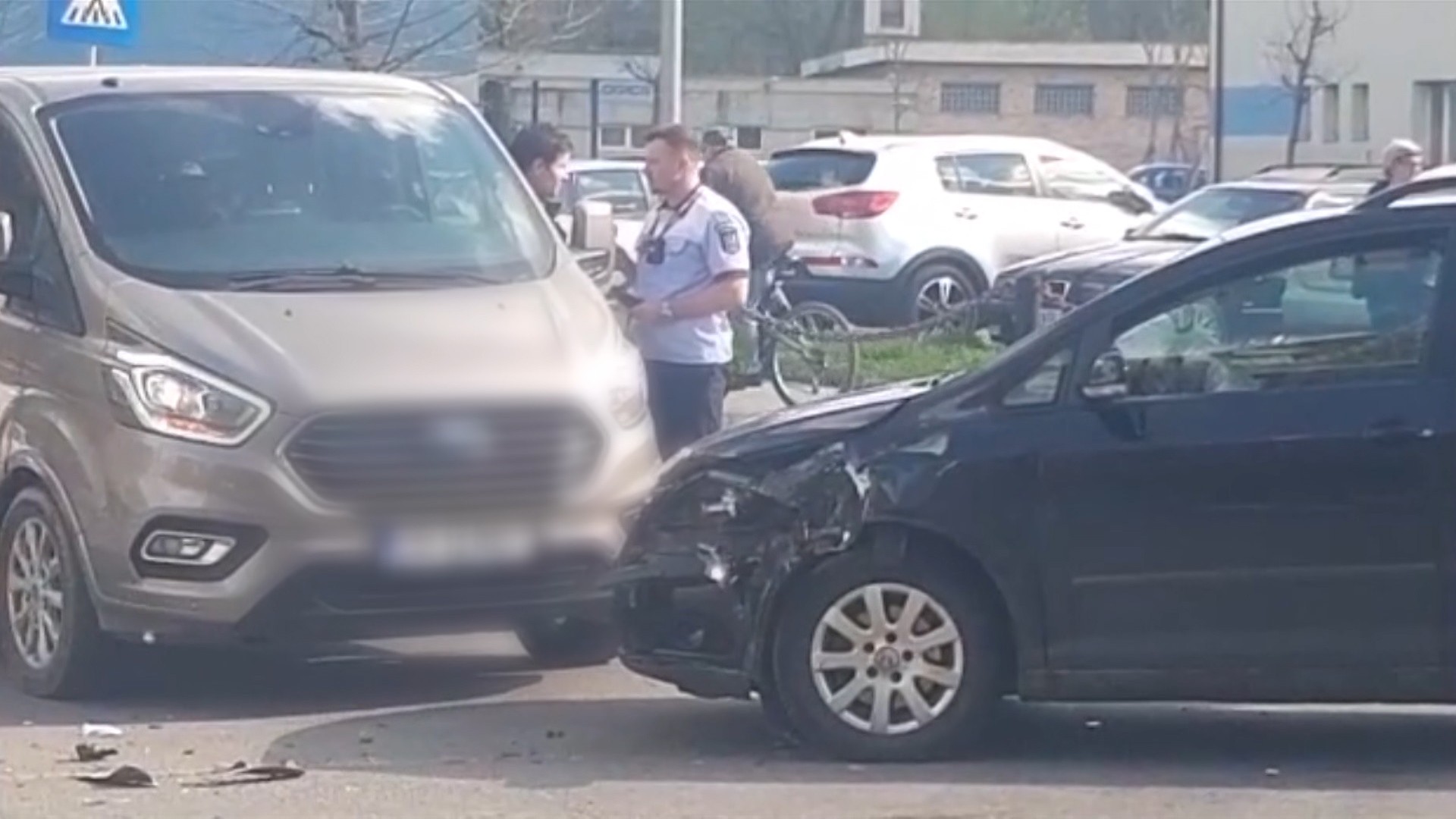 "Dintr-o dată am auzit: bum". Motociclist, spulberat de maşină pe o stradă din Reşiţa. La câteva ...