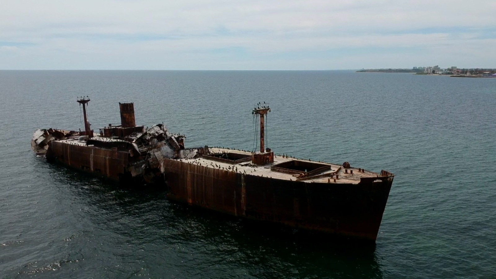 Epava din Costineşti s-a rupt în două. "Evanghelia" are 81 de ani, dar ...