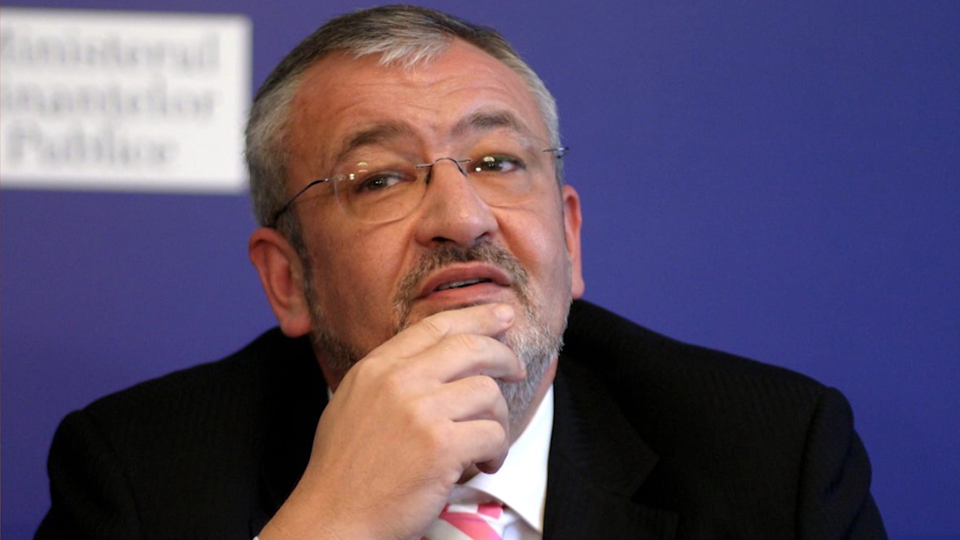 Sebastian Vlădescu, fost ministru de Finanţe, s-a predat. A fost ...