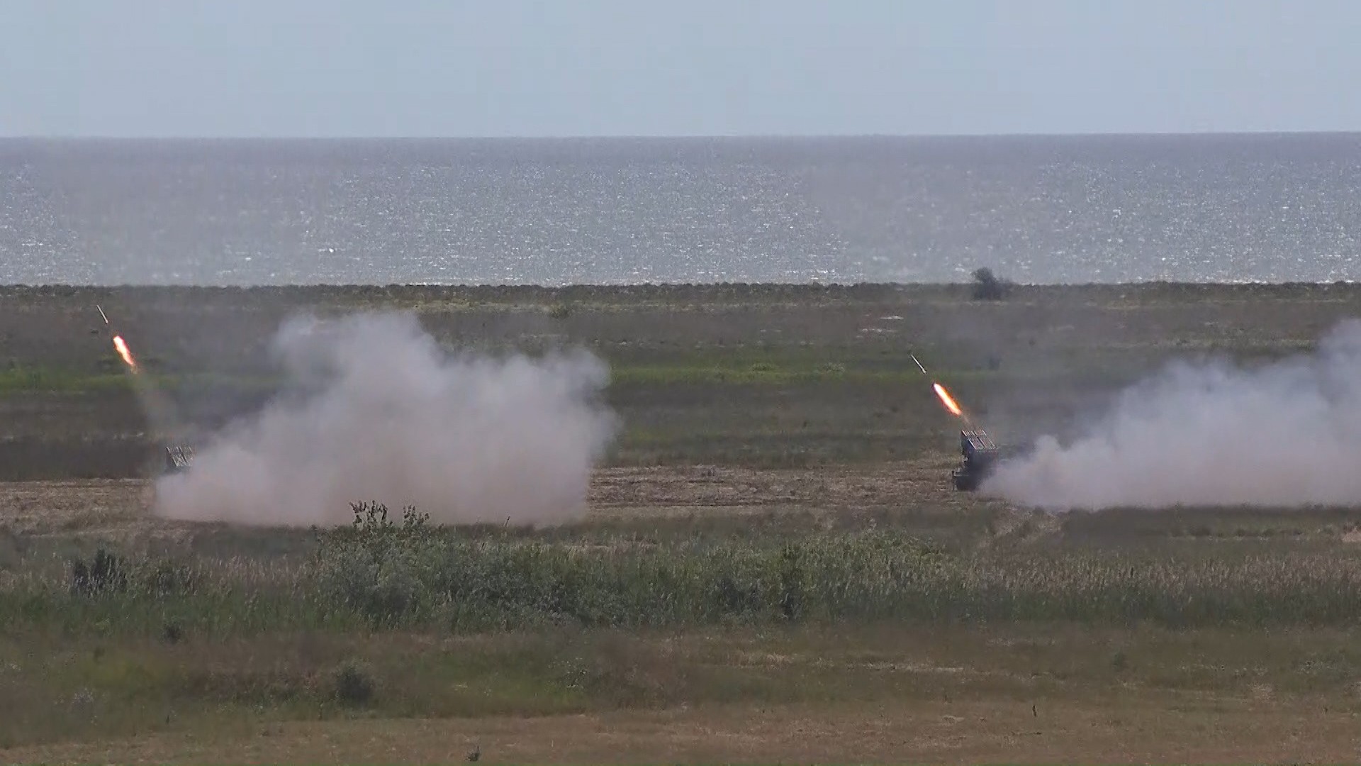 Trageri cu rachete HIMARS la exercițiul NATO din Poligonul Midia ...