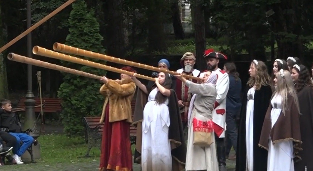Spectacol cu domniţe şi zâne, cavaleri şi arcaşi la Festivalul Medieval ...