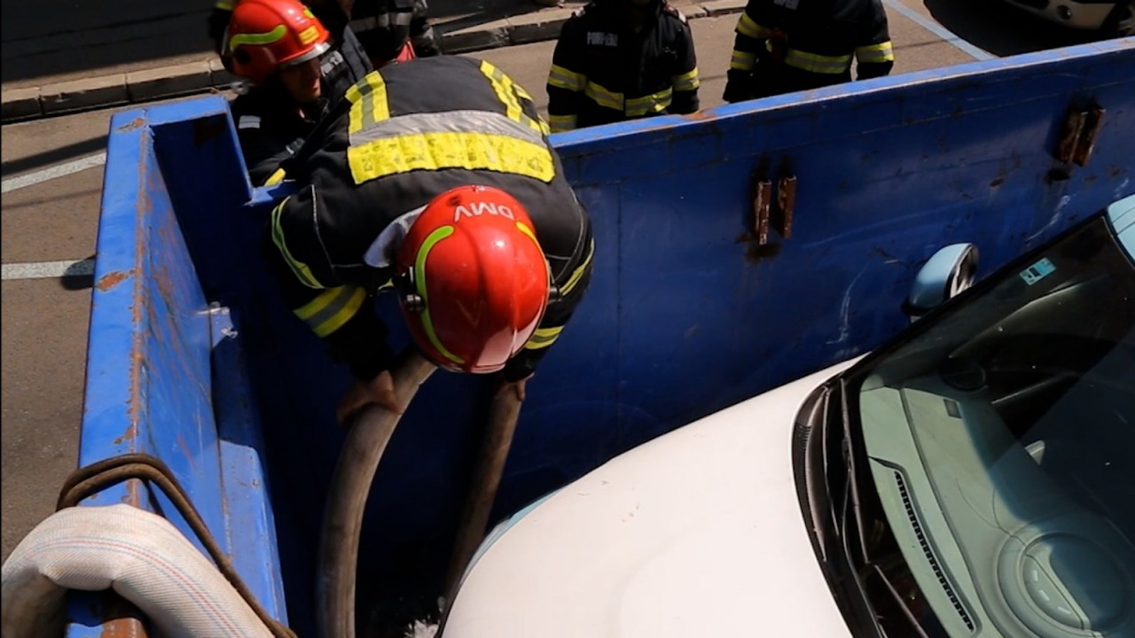 Cum se stinge o maşină electrică. Pompierii au un container special, în ...