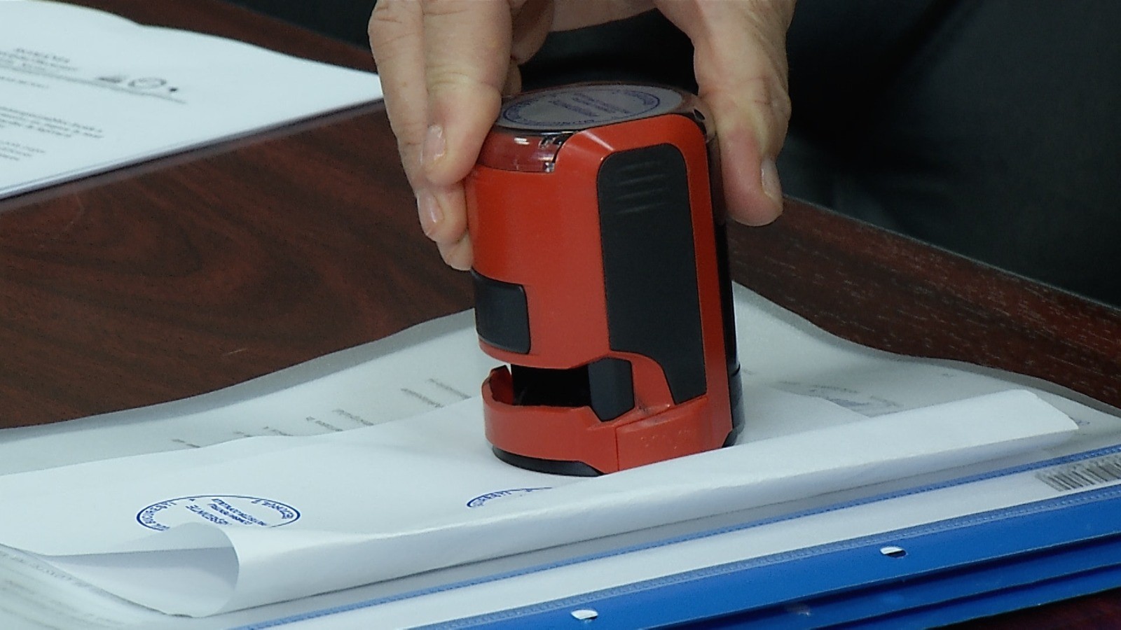 Ştampila, veşnică în instituţiile publice: un funcţionar pune şi 120 de ...