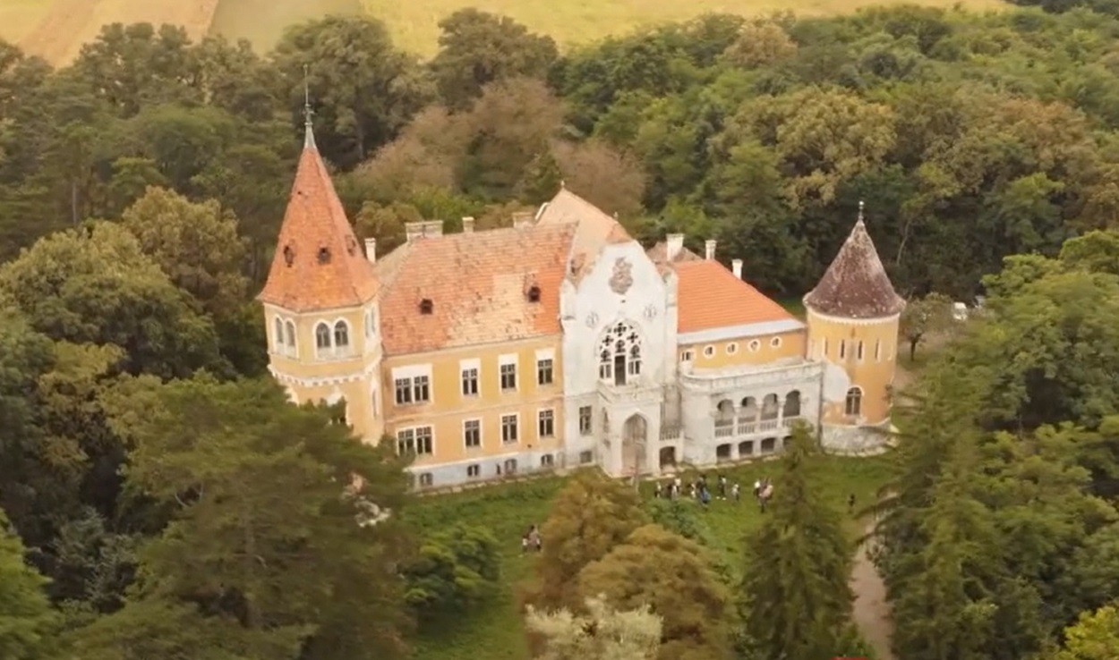 Castelul Calendar din Zau de Câmpie se vinde. Faimoasa clădire a fost ...