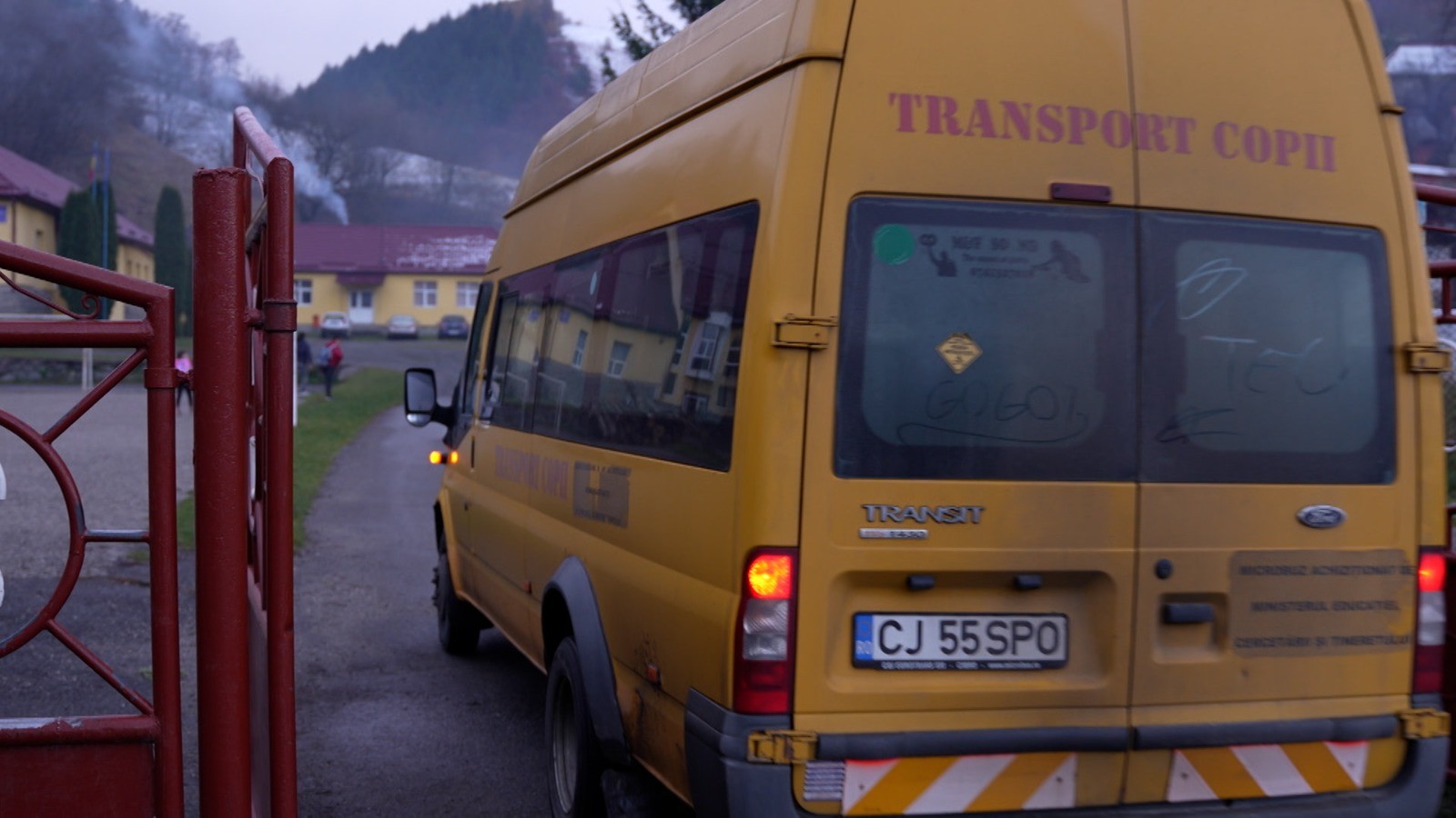 De ce nu a fost înlocuit microbuzul şcolar cu găuri în podea, în care ...