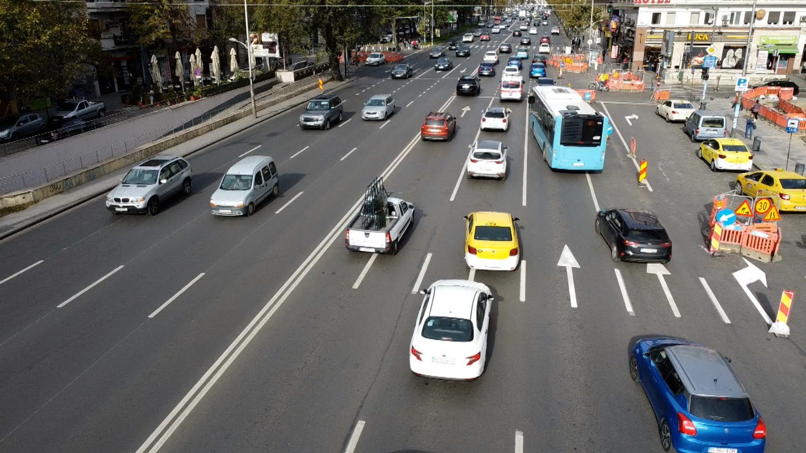 Benzi unice în Bucureşti pe bulevardele Aviatorilor şi Regele Mihai şi ...