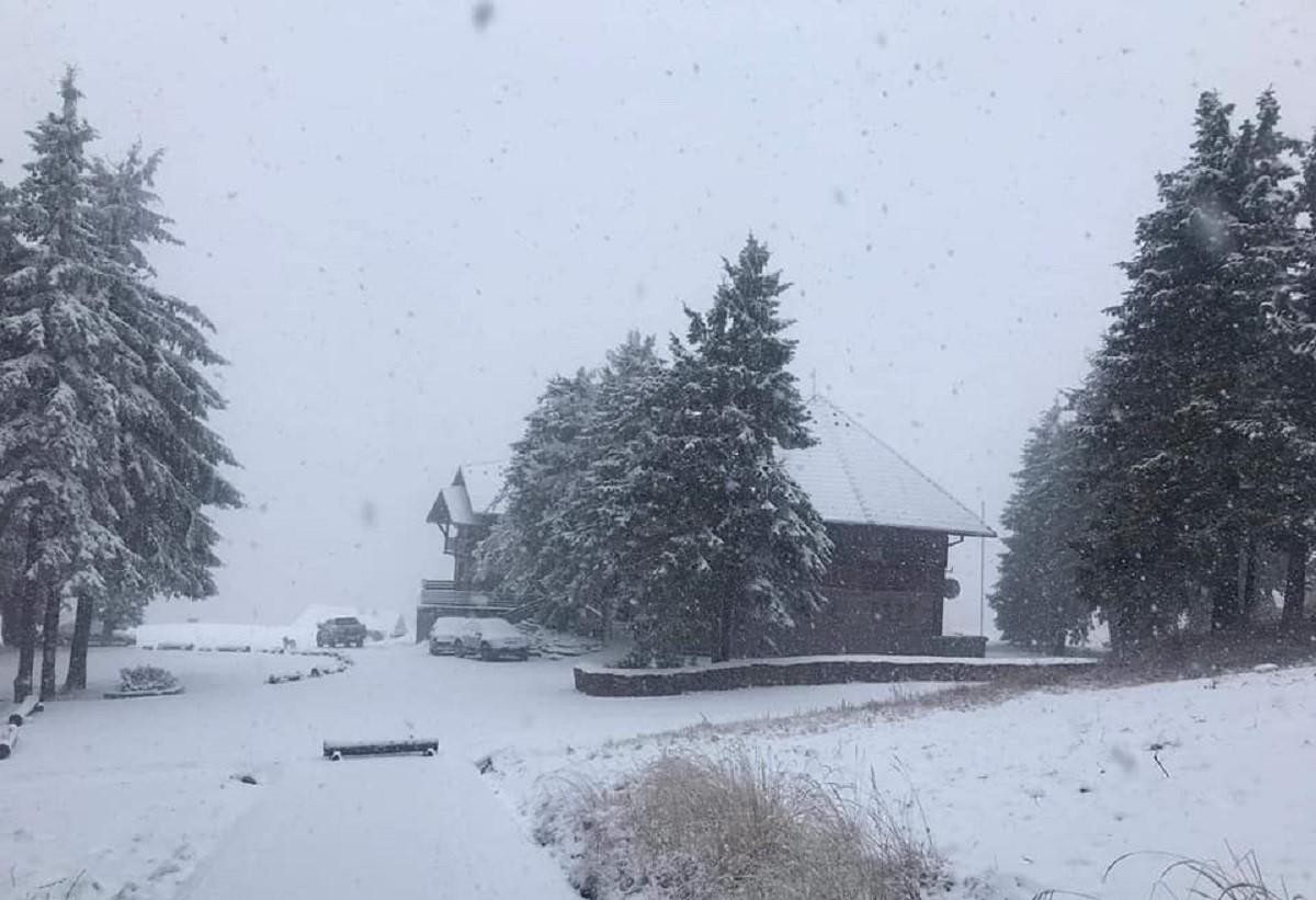 Viscolul şi vântul puternic au alungat turiştii de la munte ...