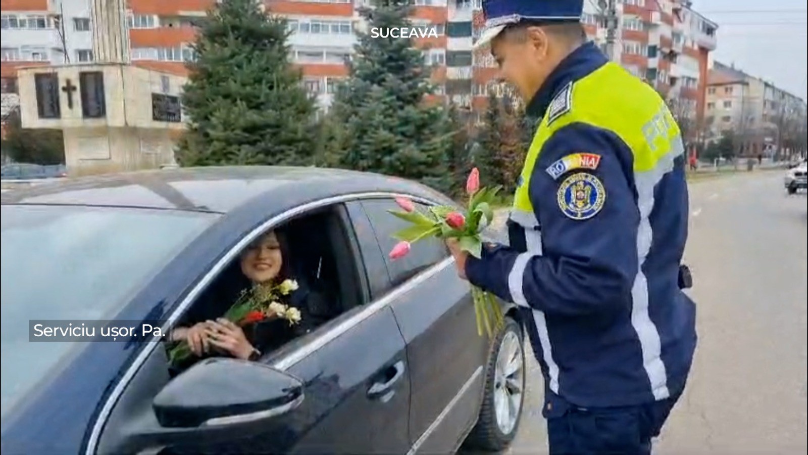 Momentul în care o tânără este surprinsă cu un buchet de flori chiar de ...