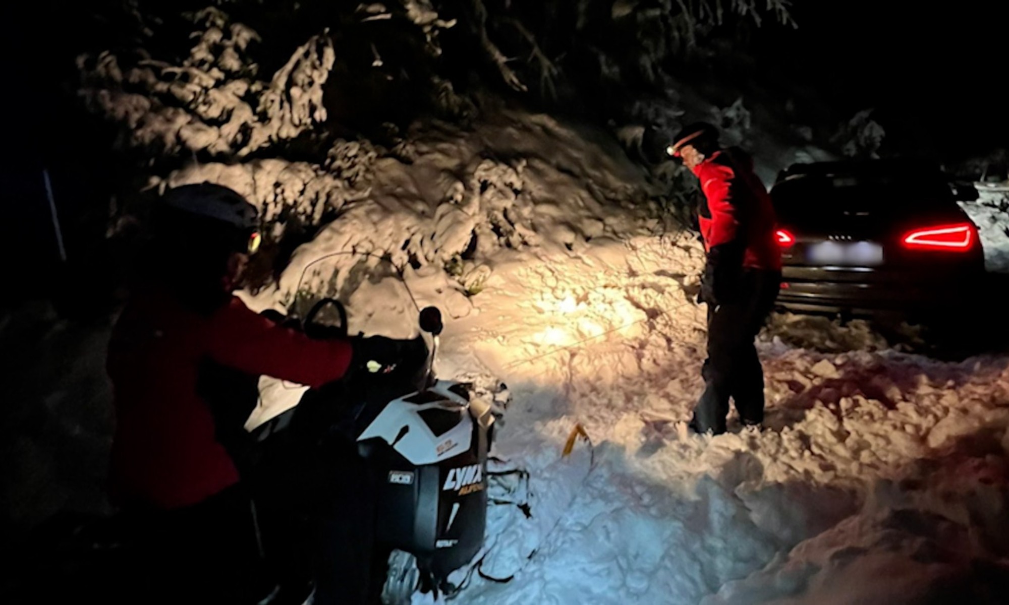 Doi prahoveni au rămas blocaţi noaptea, pe munte, cu bebeluşul de 5 luni. Spun că acolo i-a dus ...