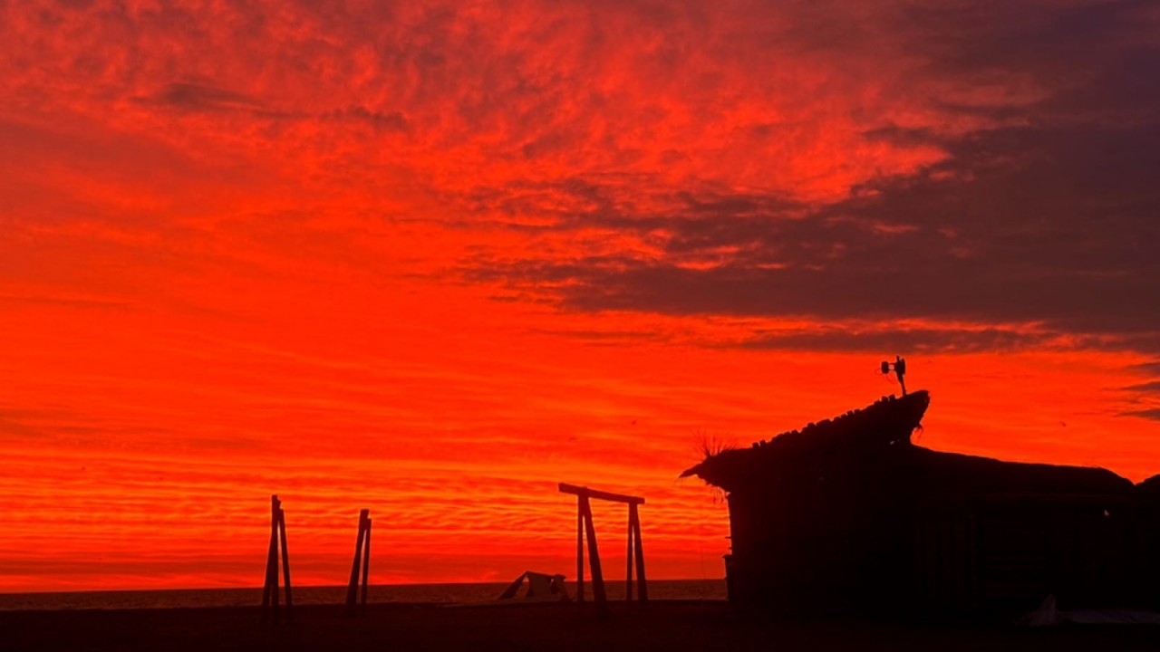 Fenomenul meteo care a colorat cerul în nuanţe de roşu aprins în mai ...