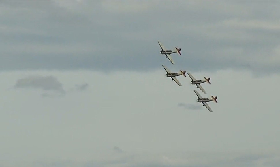 Spectacol aviatic pe Aerodromul din Clinceni de Ziua Copilului. "Şoimii ...