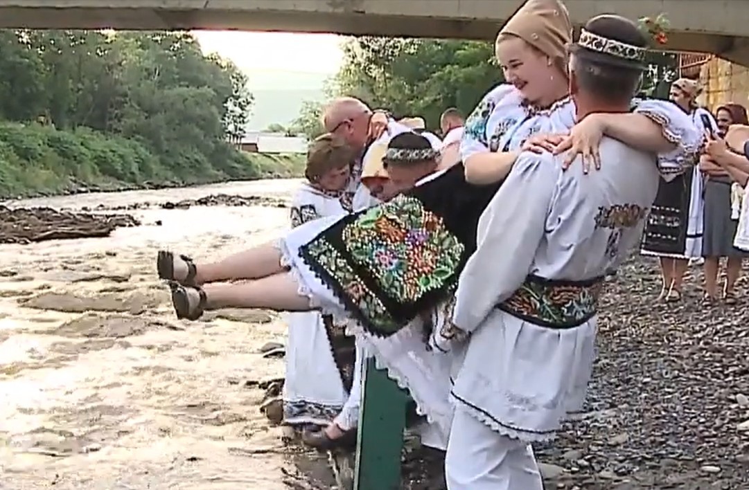 Locul din România unde soţii negociază udatul nevestelor, în a doua zi de Rusalii. Tradiţia ...