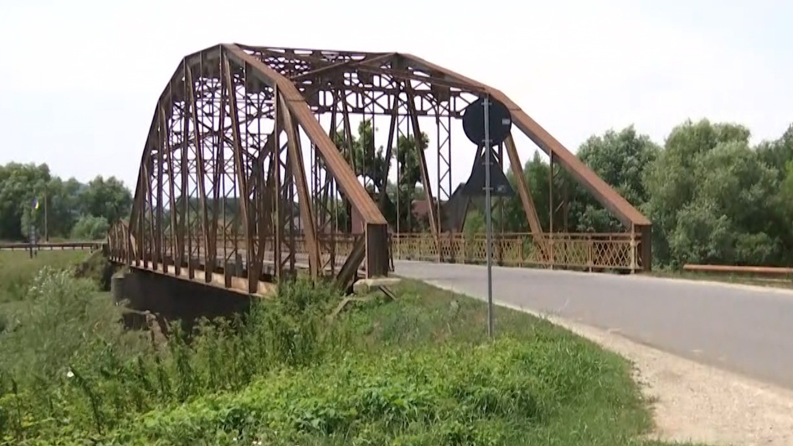 Pod metalic peste râul Olt, vechi de peste un secol, pericol pentru ...