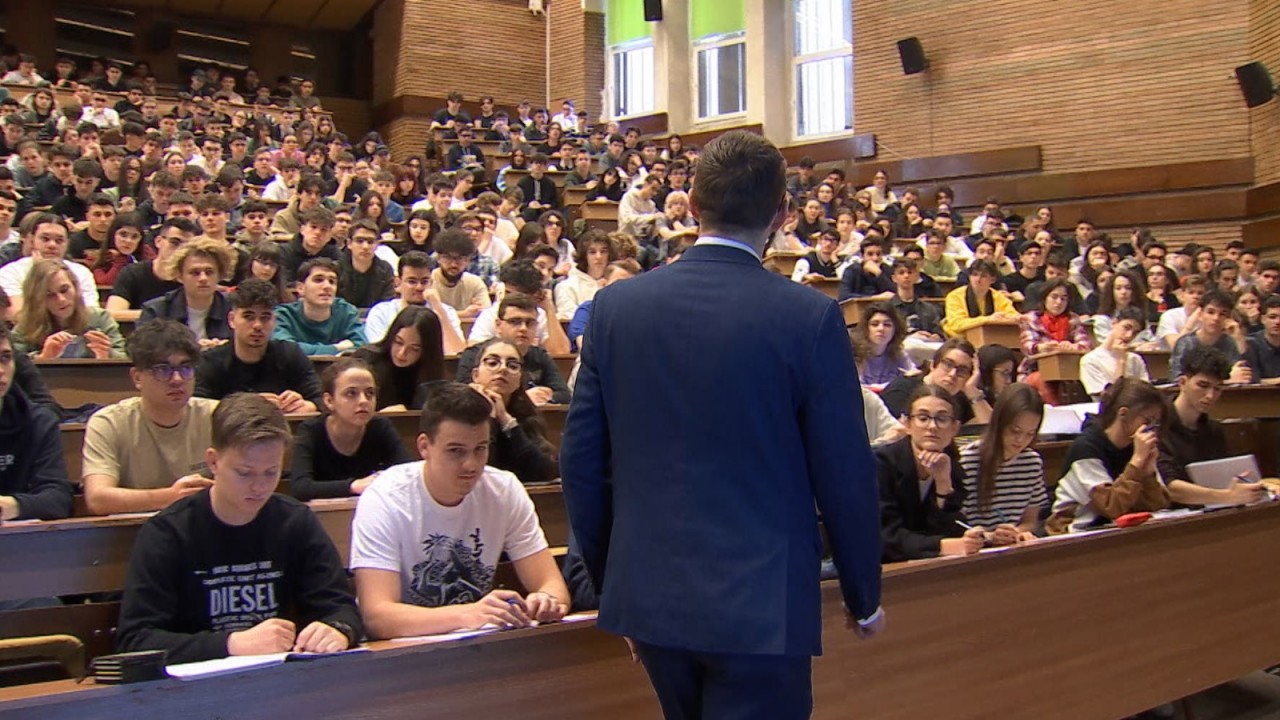 Licenţe pe bani la o universitate din Braşov. Un profesor ar fi cerut ...