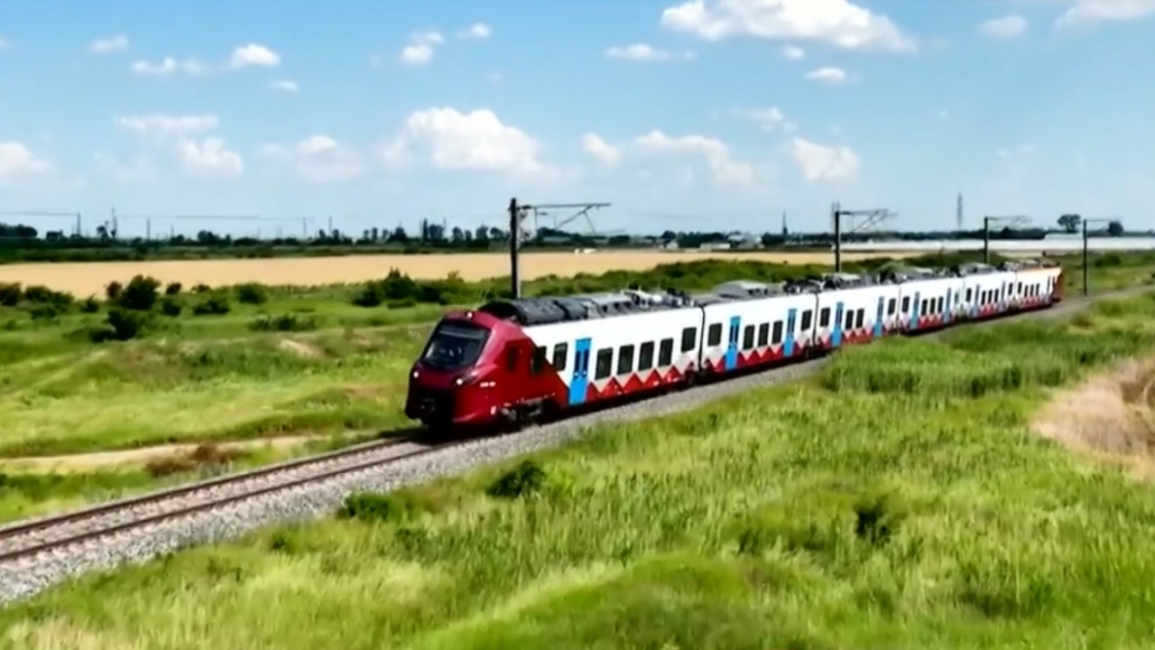 Cum arată primul tren electric cumpărat de România în ultimii 20 de ani ...