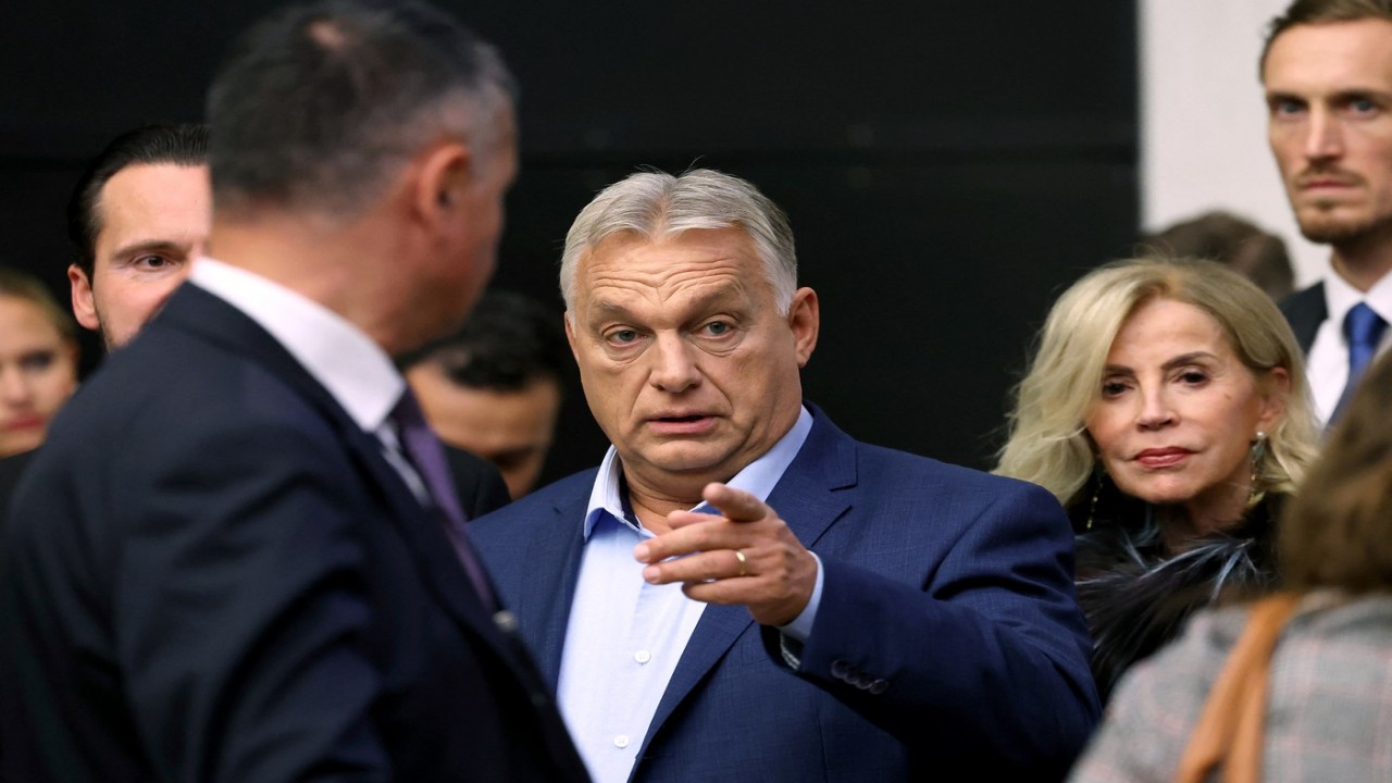 Moment jenant pentru Viktor Orban, în Parlamentul European. Un activist ...
