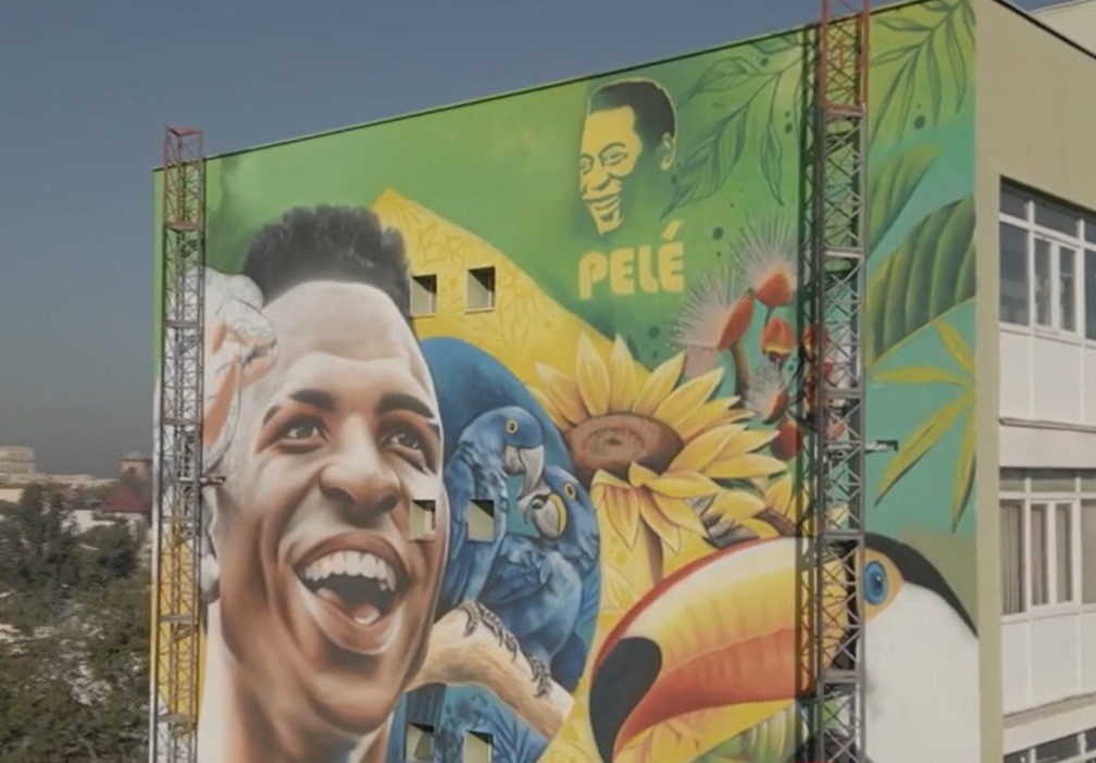 Cea mai mare pictură murală din Bucureşti, realizată de un brazilian ...