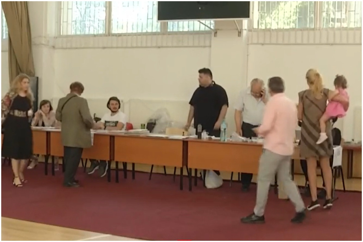 19 milioane de români sunt aşteptaţi la urne pentru a-şi alege noul ...