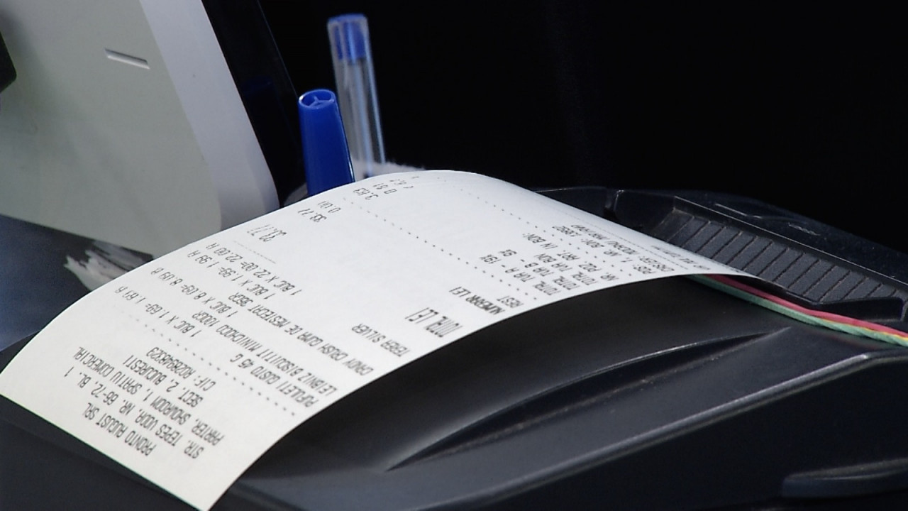 Bonul fiscal la plata cu cardul, doar la cererea clientului. Ce se ...