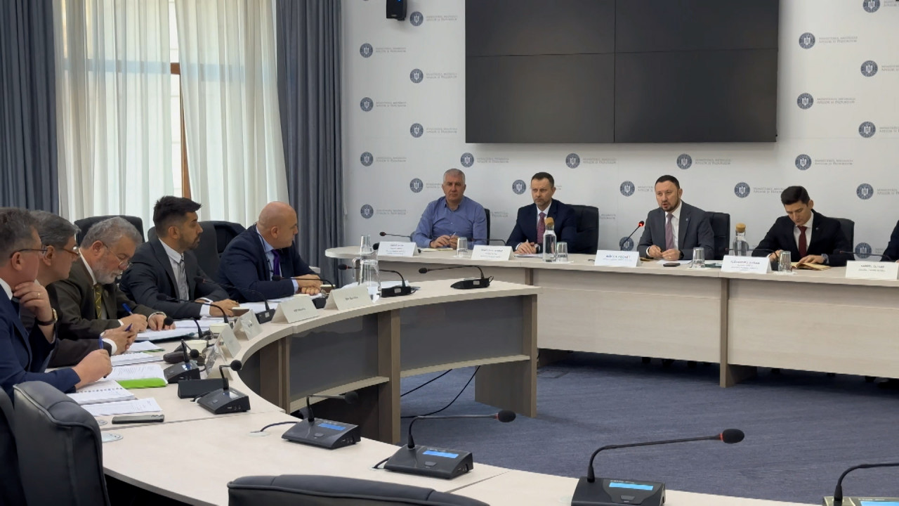 Bonusuri de pensionare de 18.000 de euro. O companie de stat şi-a ...