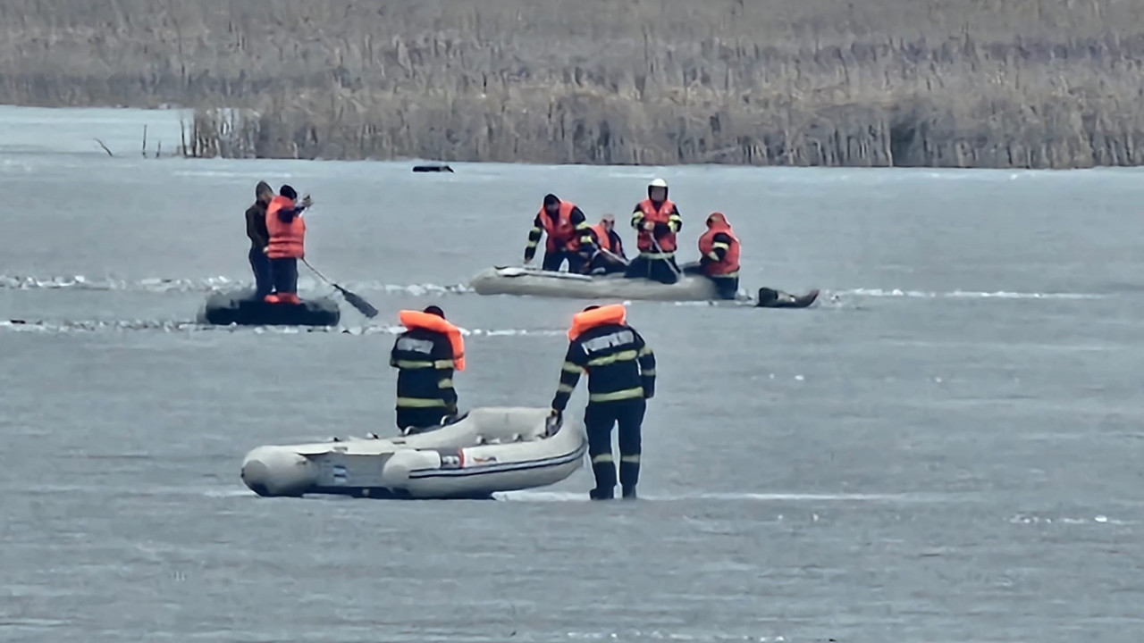 Filmul operaţiunii de salvare de pe Siret. Trei pescari la copcă au ...