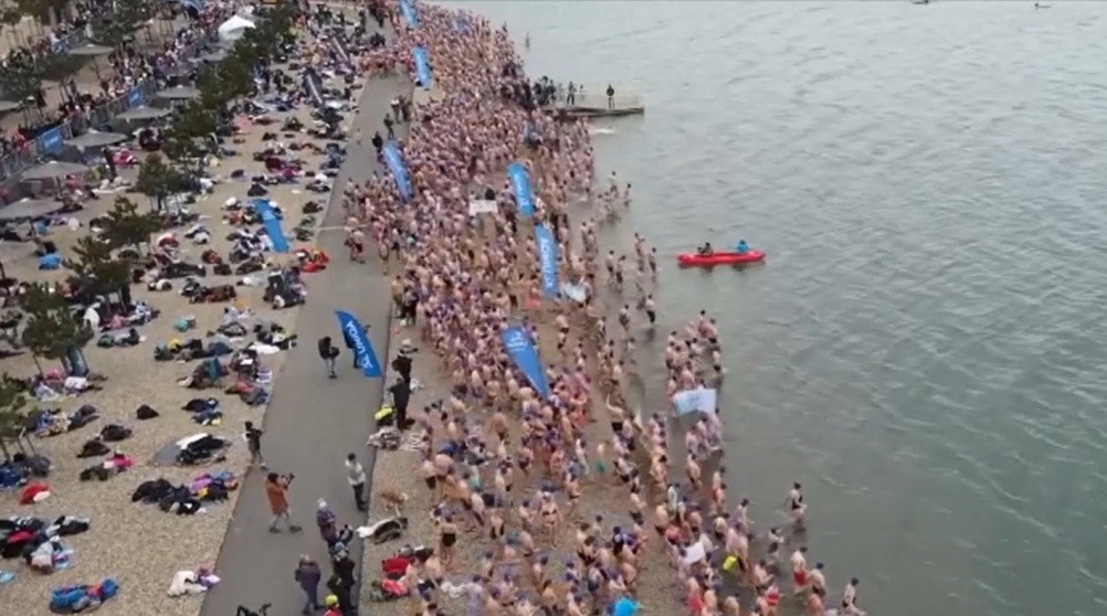 Record periculos în Cehia: 2.500 de oameni au înotat într-un lac ...