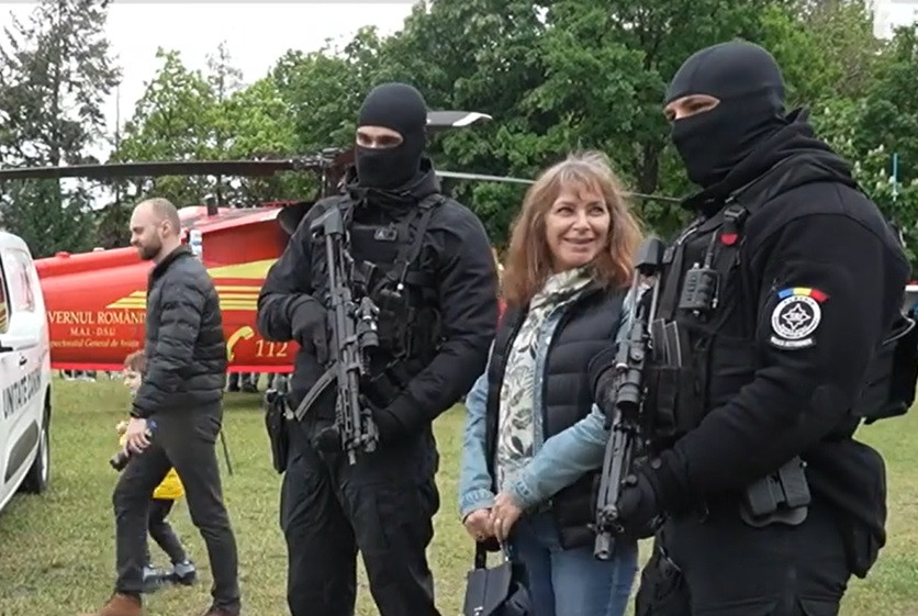 Moment rar pentru SRI. Brigada Antitero şi-a prezentat o parte din ...