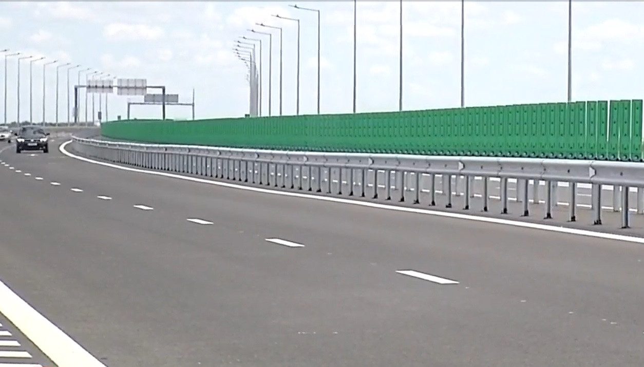 Podul de 1,3 km de pe Autostrada Moldovei, deschis circulației. Este al doilea ca lungime din ...