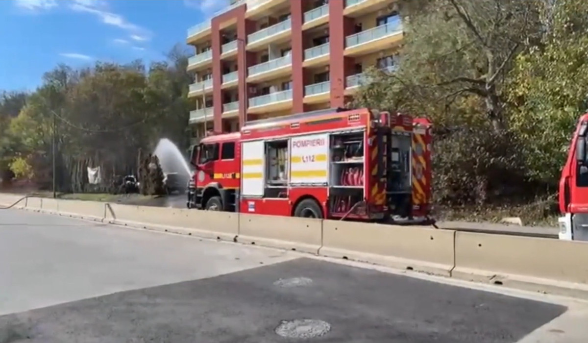 Incendiu în Pipera: 2 maşini au ars, iar flăcările s-au extins la o ...