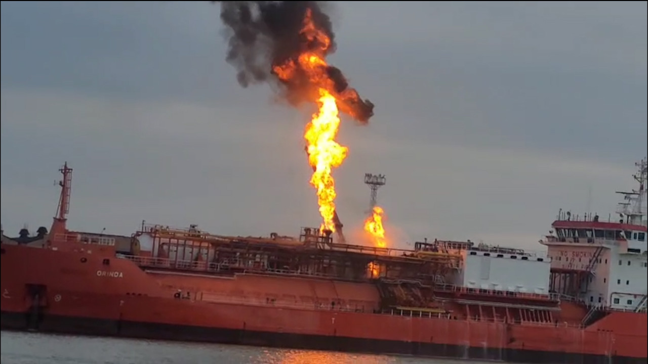 Nava cu 4000 de tone de GPL lovită de ruşi pe Dunăre ar putea exploda oricând. Un al doilea sat ...