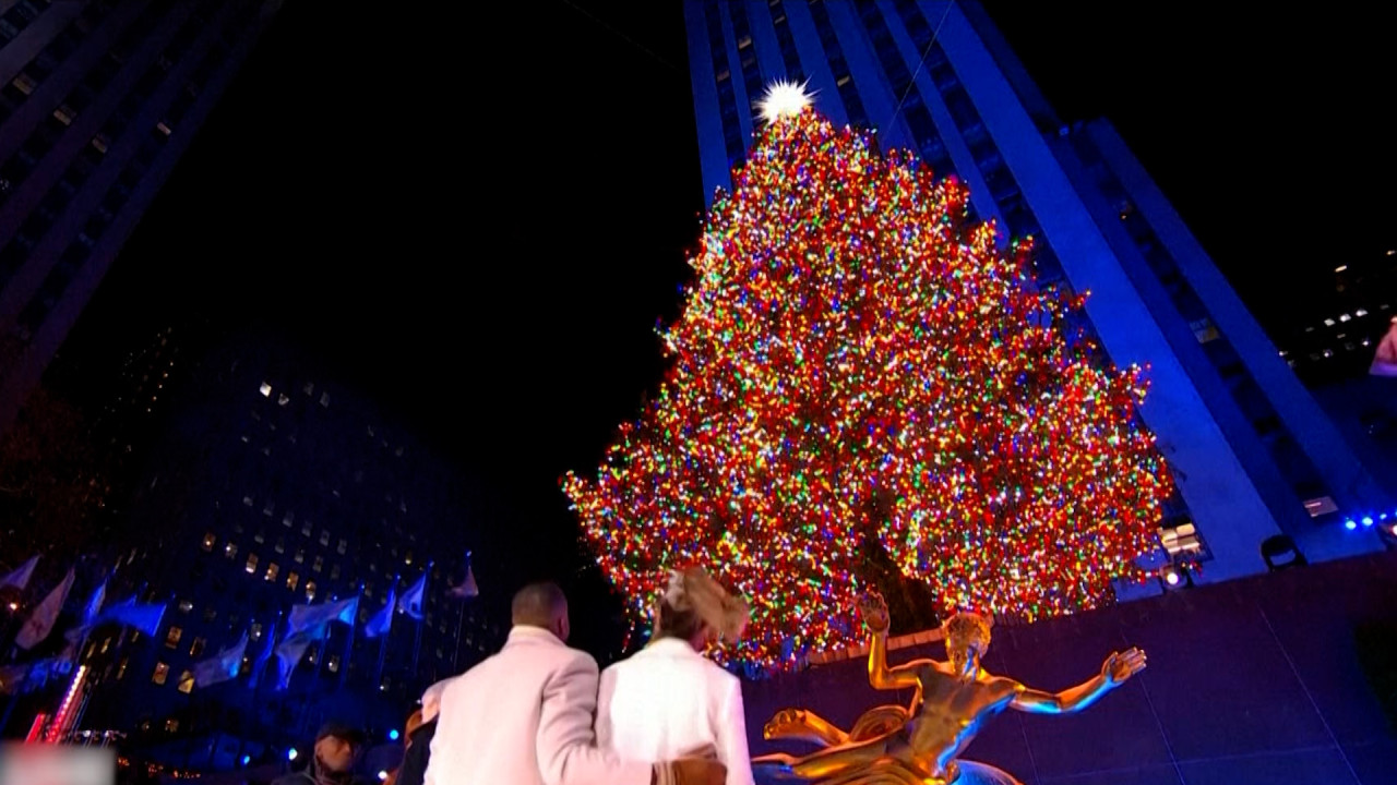New York a aprins bradul de Crăciun: are 23 de metri, 50.000 de lumini ...