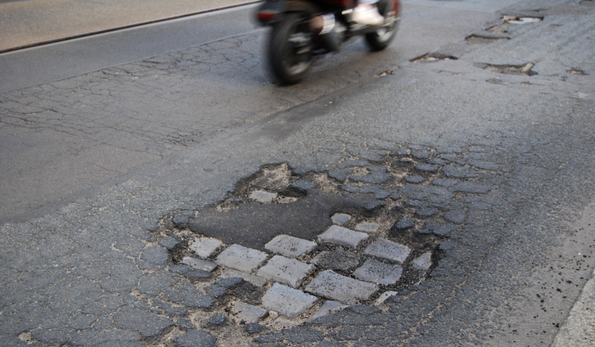 Gropi uriaşe pe străzile din Bucureşti, după ger şi zăpezi. Şoferii ...