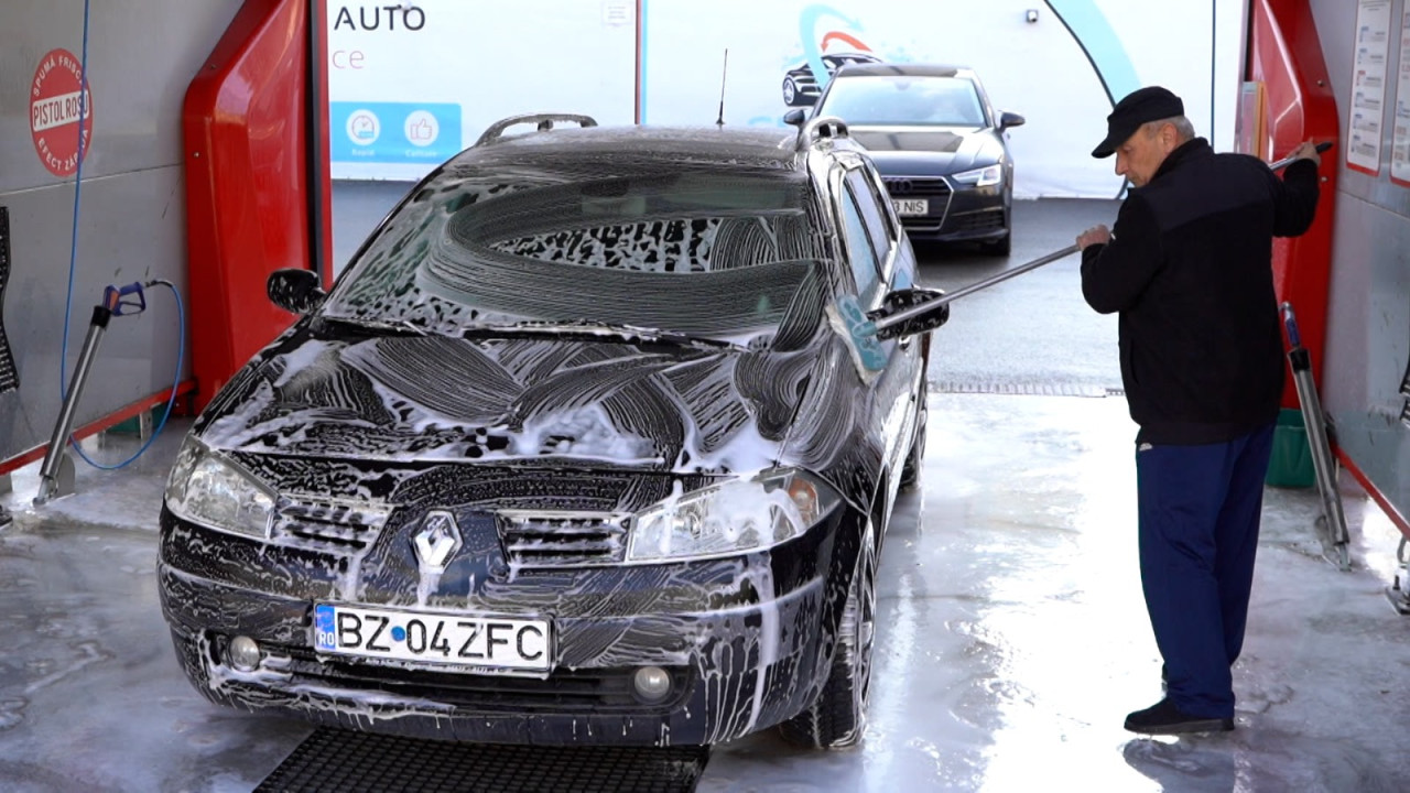 Cât costă o "şedinţă" la spălătoriile auto în comparaţie cu cele self ...