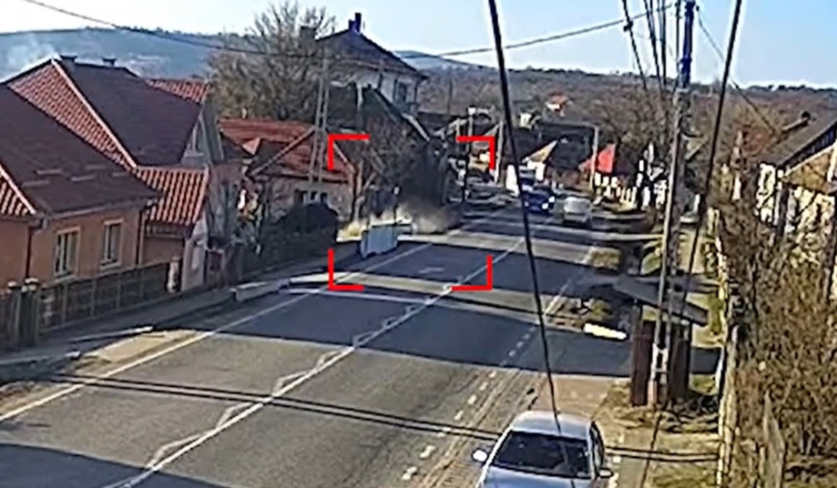 Momentul în care o maşină intră într-un cap de pod apoi ajunge în şanţ ...