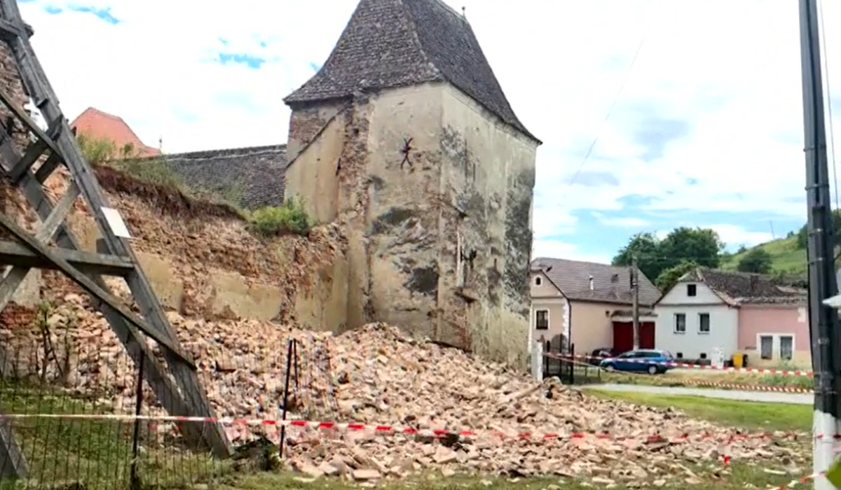 Zidul Bisericii Fortificate din Moşna s-a prăbuşit. Fortificaţia riscă ...